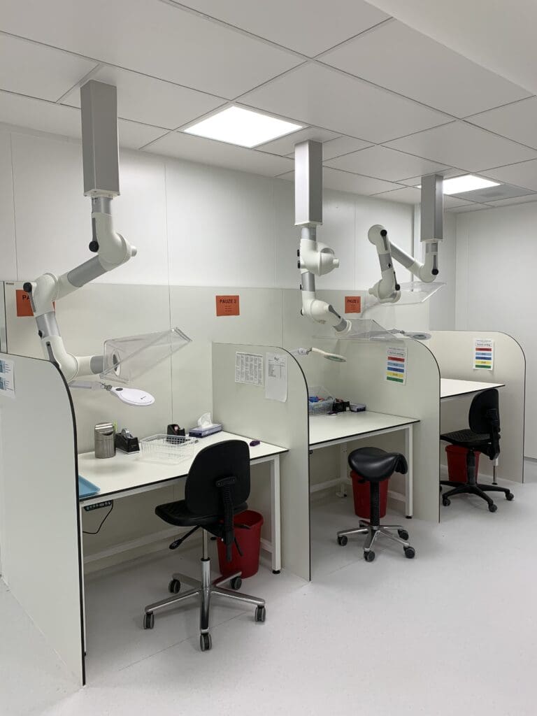 Ergonomie in het lab met verstelbare meubels - Labinsights