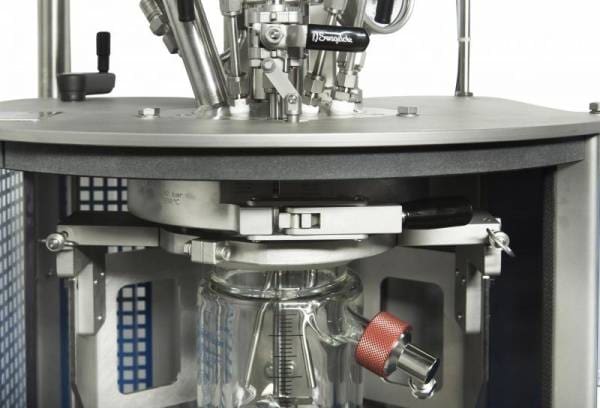 Autoclave for polymerisation with distillation set-up - Labinsights